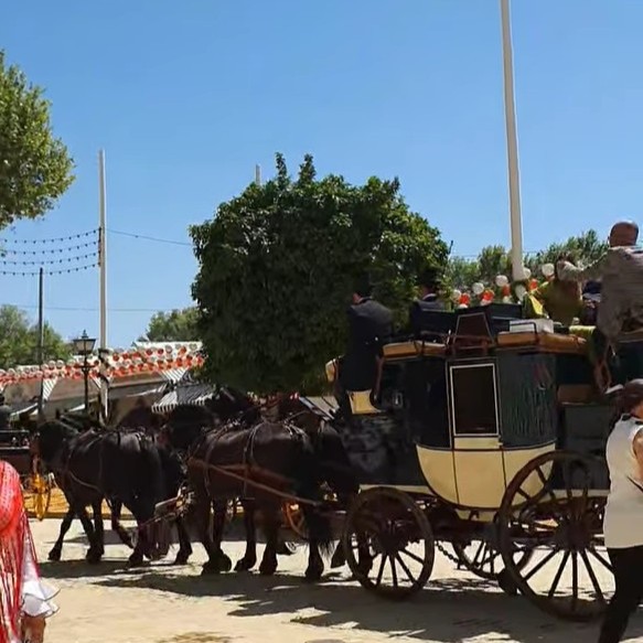 Coches de Caballos en la Feria de Sevilla: Historia, Tradición y ...